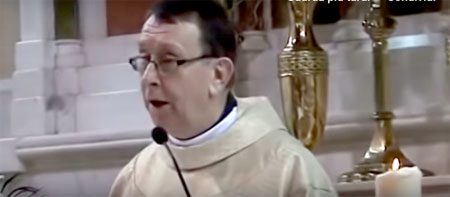 VIDEO Una sorpresa speciale agli sposi, padre Kelly canta Hallelujah